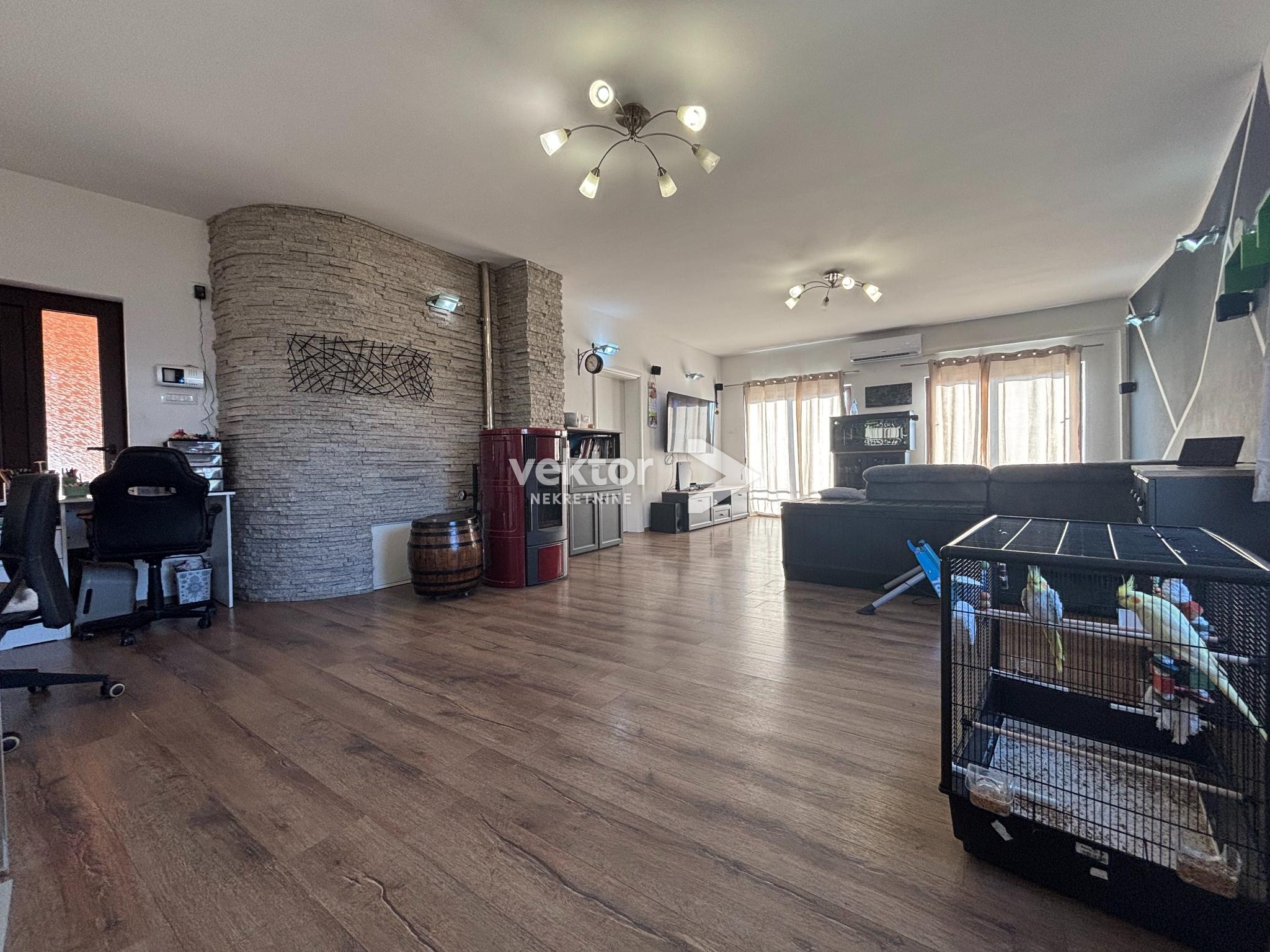 Čavle, samostojeća kuća s dva stana i velikom okućnicom